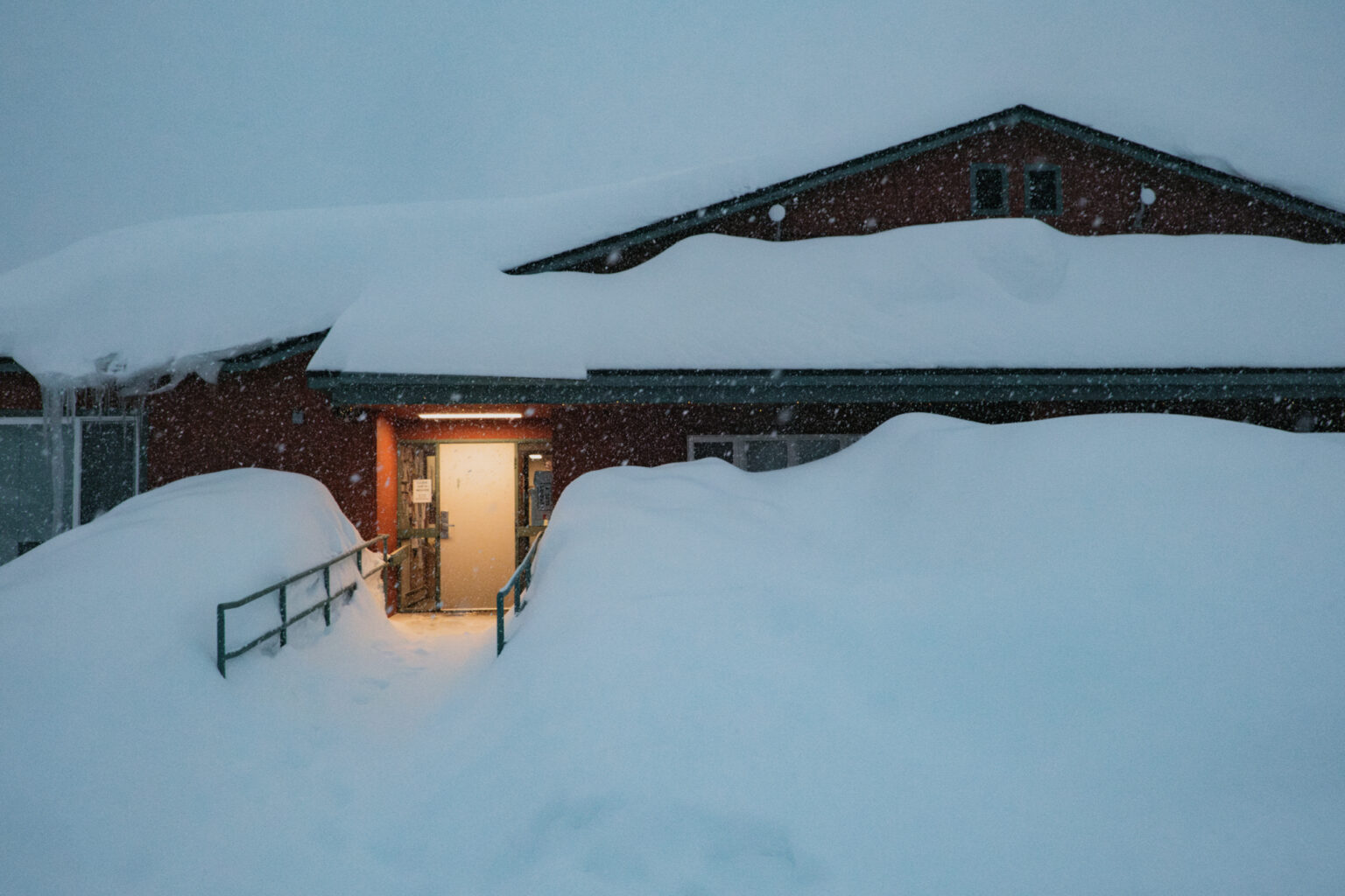 Hundreds warned to evacuate in downtown Juneau amid high avalanche risk ...